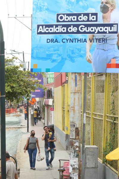 El ‘culto’ a la imagen de Viteri se estampa en cualquier obra
