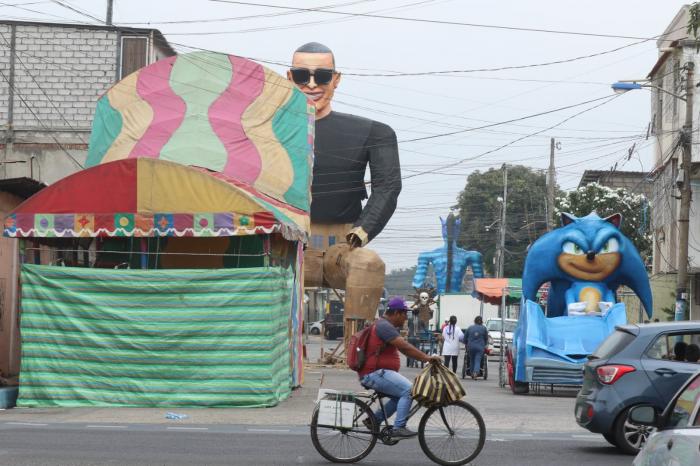 33 monigotes gigantes ya adornan algunos barrios del sur de Guayaquil