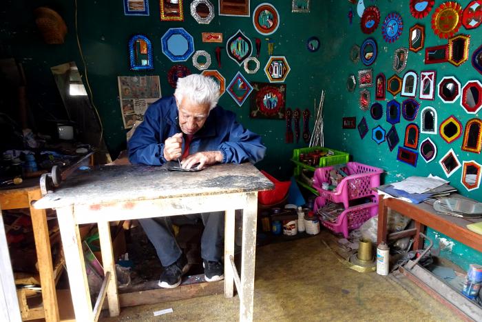 Un artista de las filigranas y en el repujado del latón