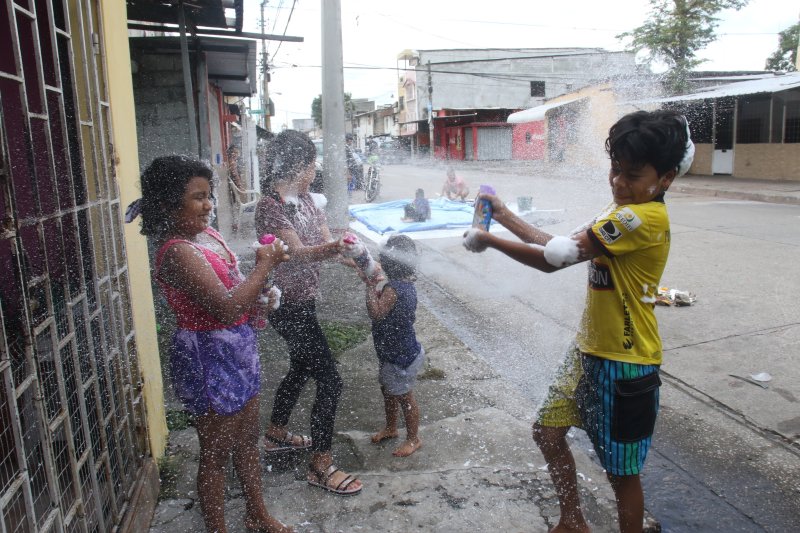 En los barrios se juega el carnaval con espuma y en piscinas inflables