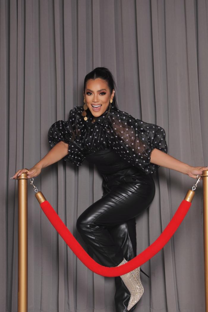 Dora West: “Lo único que tengo en común con la palabra diva es la letra d”