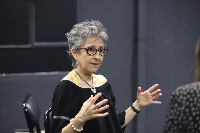 Una obrera de la escena que alimenta el teatro juvenil en Guayaquil