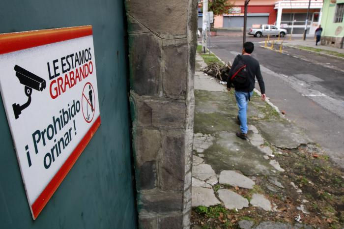 Quito: En baño público y botadero se convierte una calle de La Mariscal