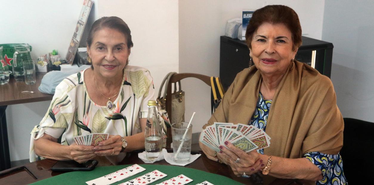 ¡Tríos, cuadras, quinas, escaleras! A lanzar las cartas