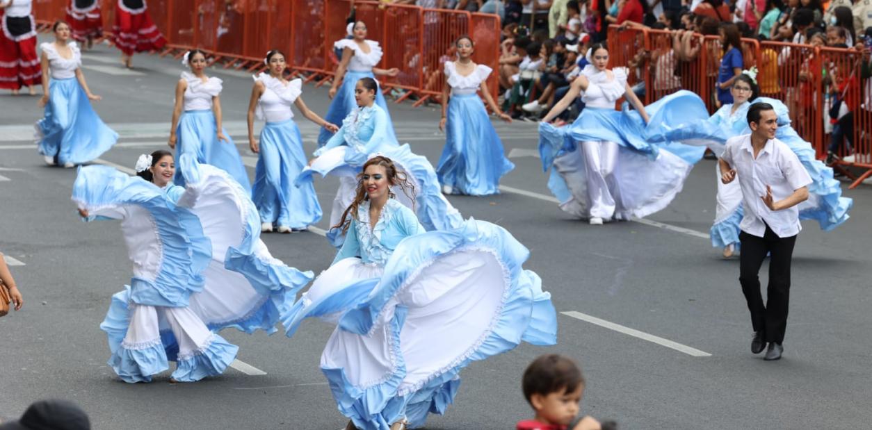Desfile cultural y artístico 'Guayaquil independiente es mi destino'