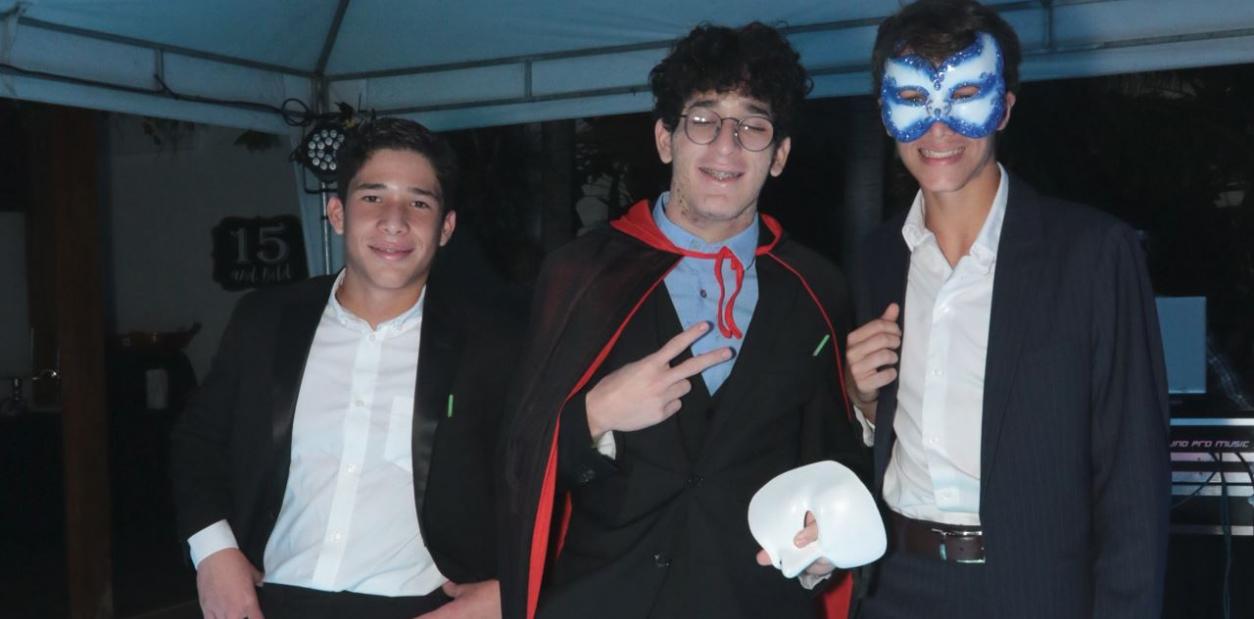 Máscaras y diversión por Alejandro Loor