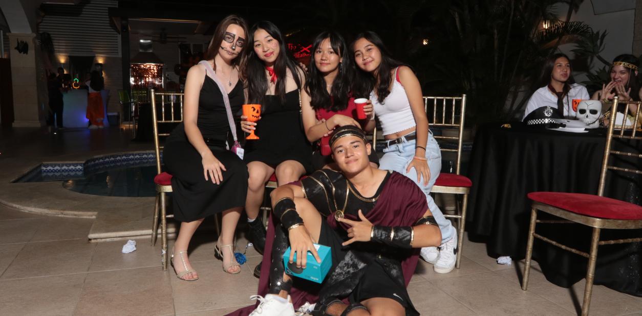 Halloween: Alejandro Loor celebró entre amigos y personajes terroríficos