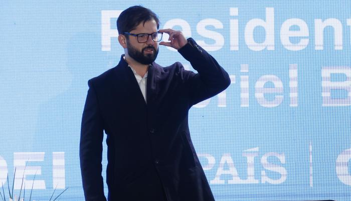 Boric usa la bicicleta para llegar a La Moneda y "mejorar su salud"