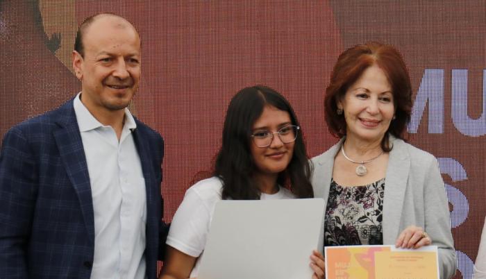 En Quito, 30 jóvenes se graduaron en el programa Mujer es Poder