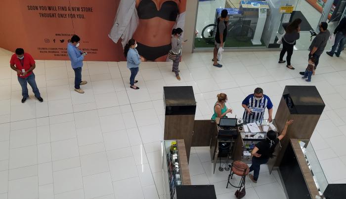 Entrar de dos en dos, la regla mínima para comprar en malls