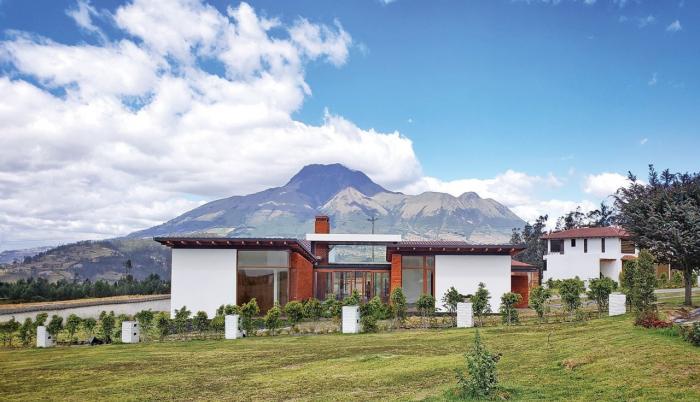 Un diseno arquitectonico con vista al volcan Imbabura