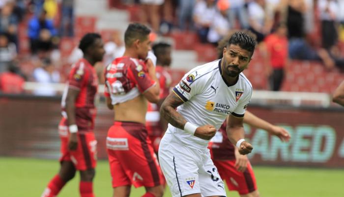 Aguirre anoto cuatro goles para la victoria alba