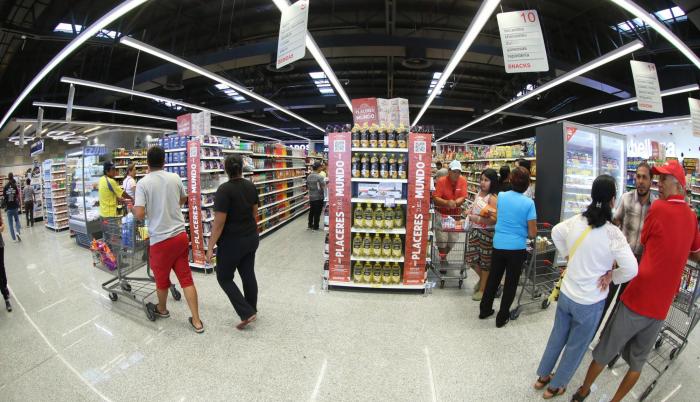 Llegan a Milagro las perchas de Supermaxi