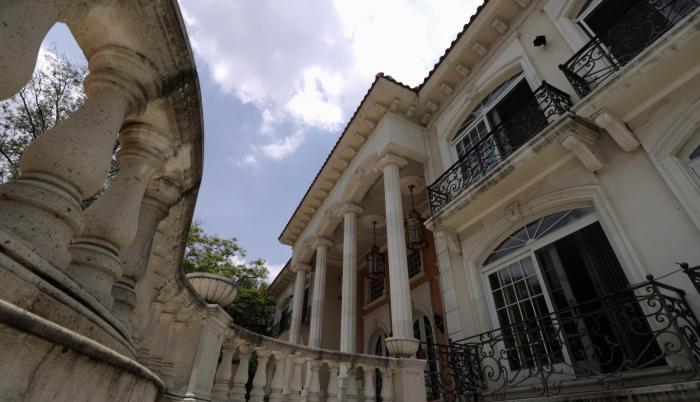 Vitrales, piscina y yacusi: la lujosa mansion del criminal Ye Gon en Mexico
