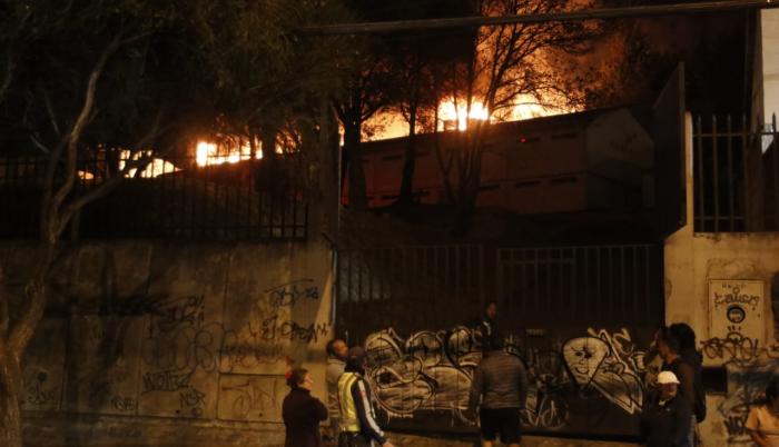 Fuerte incendio estructural en el norte de Quito