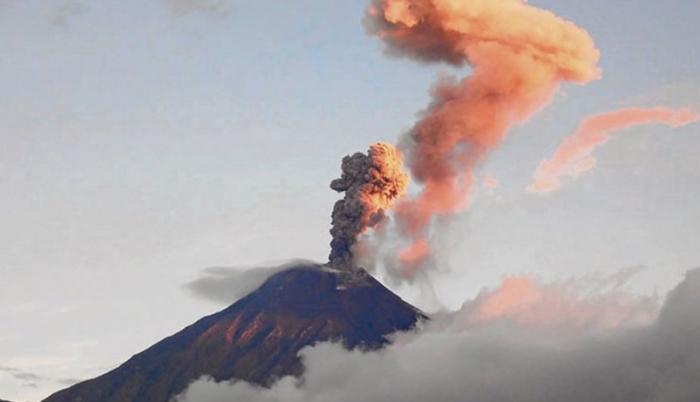 El Reventador registra alta actividad
