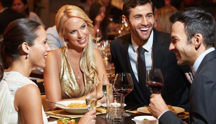 Luzcase como invitado en un evento formal