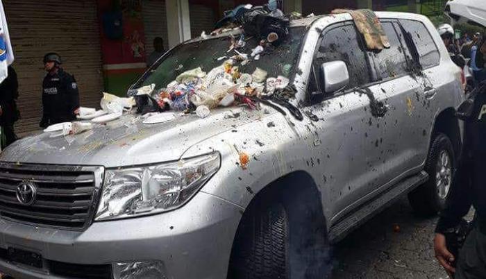 Echan basura a vehiculo en que se moviliza Correa en Quininde