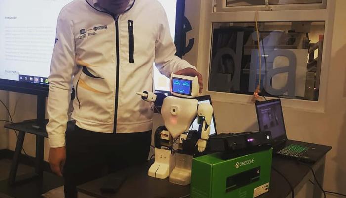 Asibot, el robot cuencano ayudante en terapias físicas