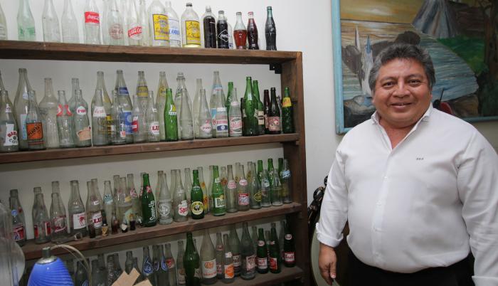 Giovanny Reyes: El rey de las botellas antiguas