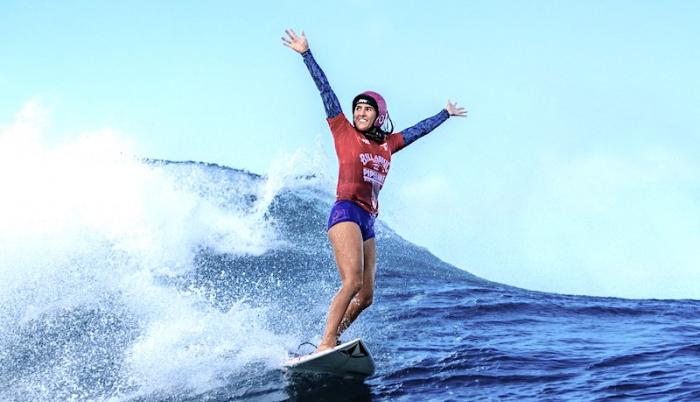 ¿Quién dice que las chicas no cogen buenas olas? Moana Jones Wong es la ...