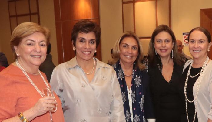 Un estrechón de manos a la libertad de expresión