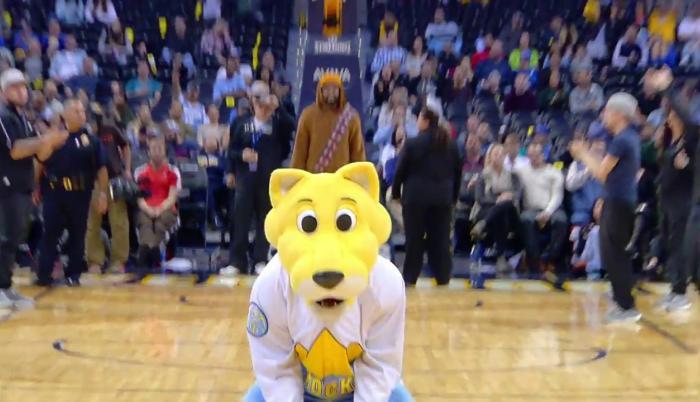 Rocky the Mountain Lion, la mascota de la NBA, cobra el triple que la ...