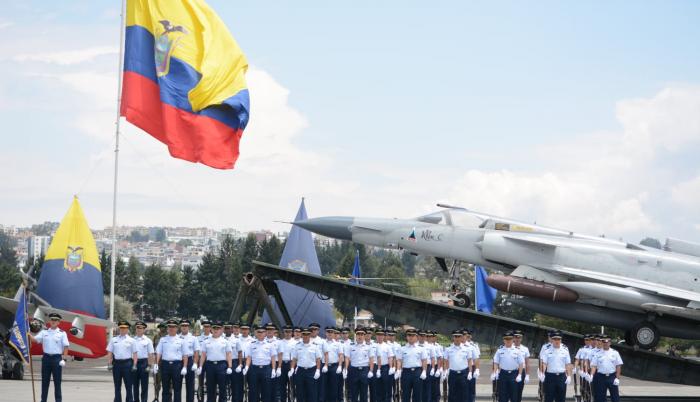 El presidente ofrece recuperar seis de 14 aeronaves de la FAE que están ...