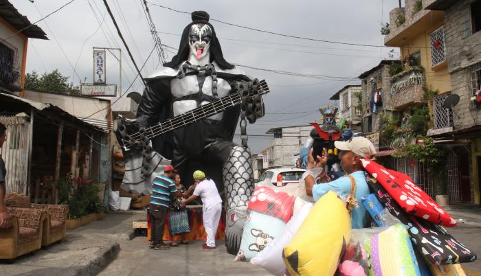 Guayaquil: Creadores de un monigote gigante son reconocidos ...