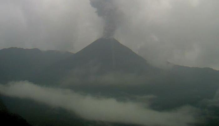 El volcán Reventador emana una columna de gas con presencia de ceniza