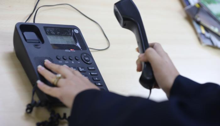 Los teléfonos convencionales, sin tono, se han convertido en un adorno en las casas