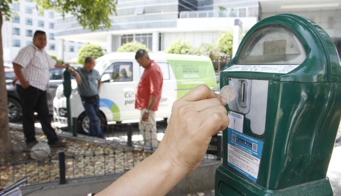 Pagar por un parqueo público que no garantiza ni seguridad