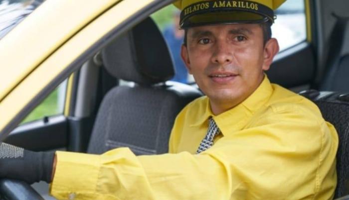 Historias de pasajeros inspiraron a un taxista para crear radionovelas