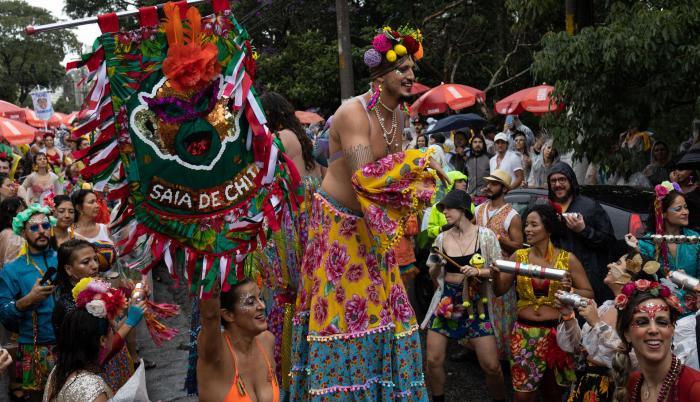 Comparsas callejeras de Sao Paulo desafían lluvias en el carnaval brasileño