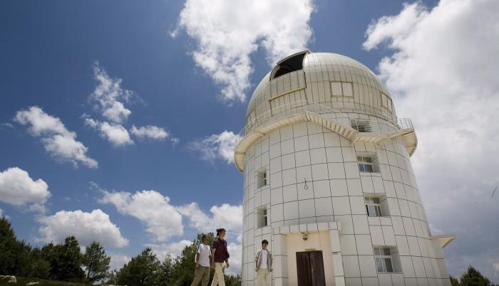 China monta la primera cúpula del futuro mayor observatorio de Asia