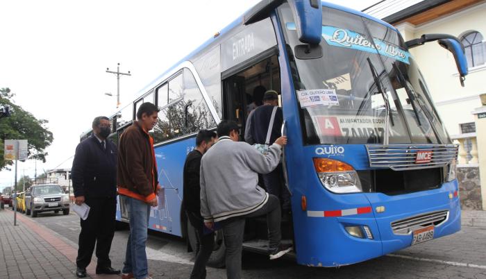La carestía de buses se libra con caminatas largas o taxirrutas