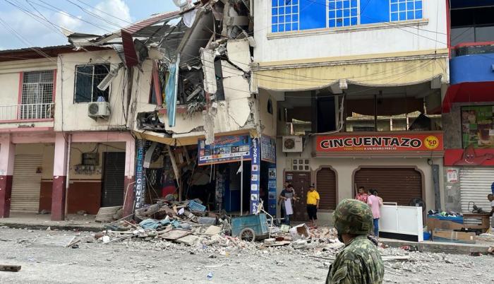 Sismo en Ecuador: La desgarradora despedida a una familia que murió ...
