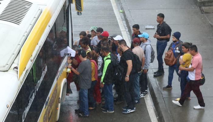 Paro de buses en Guayaquil: Viteri denuncia en Fiscalía a transportistas