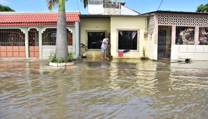 Fuerte lluvia vuelve a inundar parte de Machala y Santa Rosa