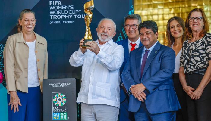 Lula recibe la Copa del Mundo femenina y quiere el Mundial de 2027 en Brasil