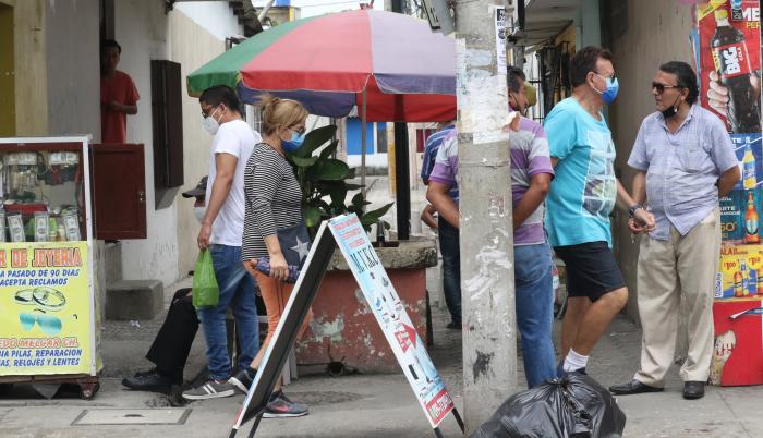 Guayaquil: Los vendedores se toman las veredas de Sauces 6