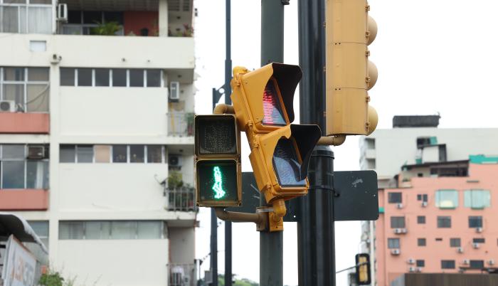 Un semáforo de Machala y Luque está mal colocado