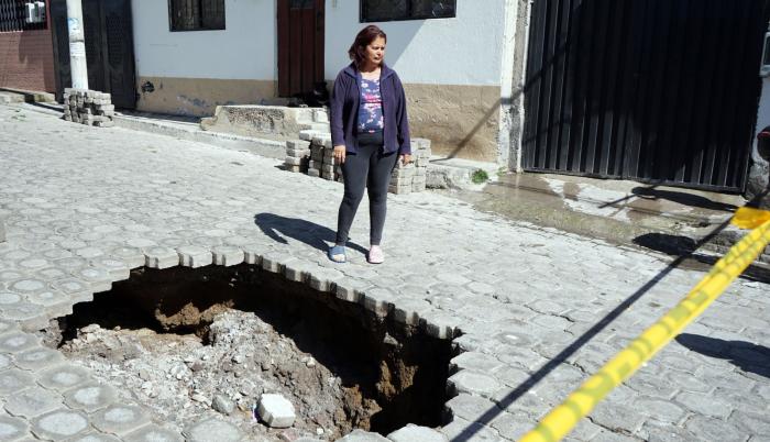 Socavones gigantes amenazan a Santa Teresita, en Pomasqui