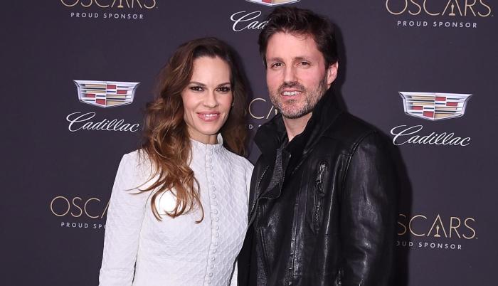 Hilary Swank debuta como mamá a los 48 años