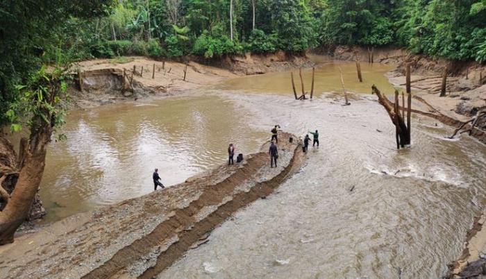 Celec remueve sedimentos de la central hidroeléctrica Manduriacu