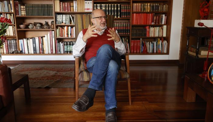 El escritor Daniel Samper: El lenguaje inclusivo es “artificial y ...