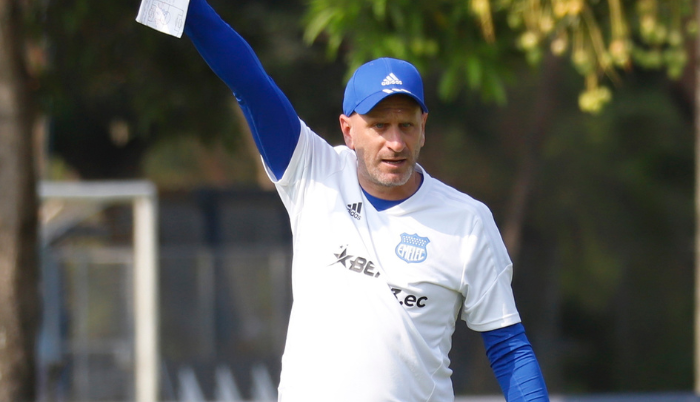 Emelec: Miguel Rondelli carga con el peso del 'bache futbolístico' del ...