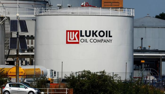 Petrolera rusa Lukoil cierra la venta de su refinería en Italia