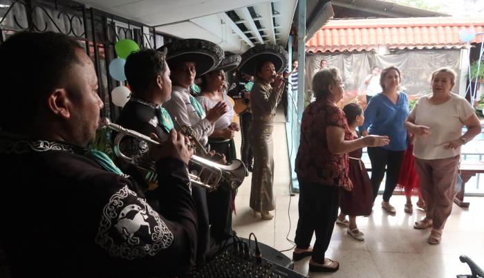 Los mariachis tocan un pedido de ayuda