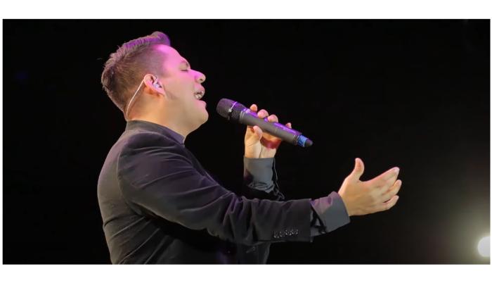 Jhonatan Luna rinde homenaje a la música de todos los tiempos